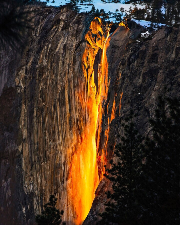 River of Fire - Wall Art. par AA Images