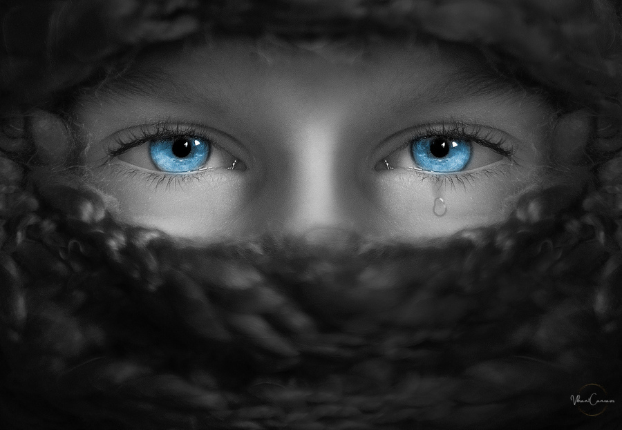 crying blue eyes par Vibrant Canvases
