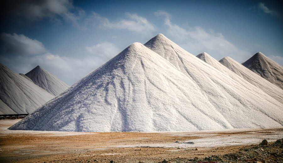 SALT PYRAMIDS III par Iris Van Loon