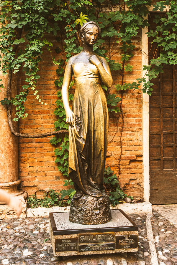 Juliet statue in front of the Romeo and Juliet balcony by Paolo Modena ...
